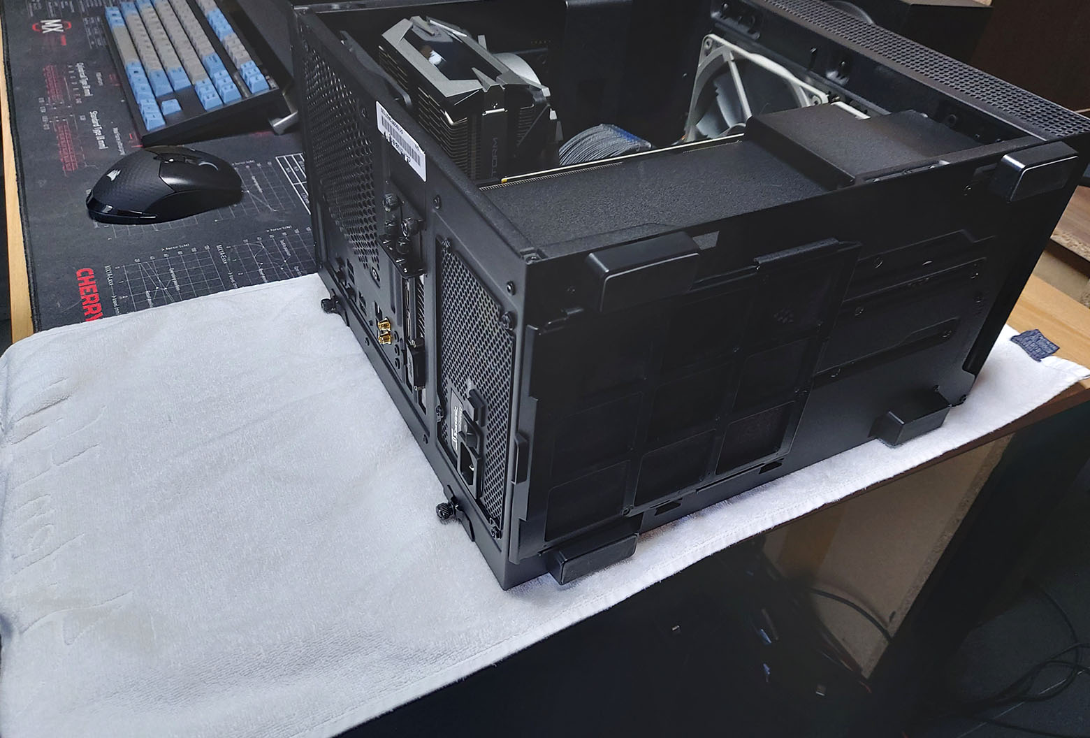 올블랙 ITX의 완성 (Feat. NH-D15) - 컴퓨터 / 하드웨어 - 기글하드웨어