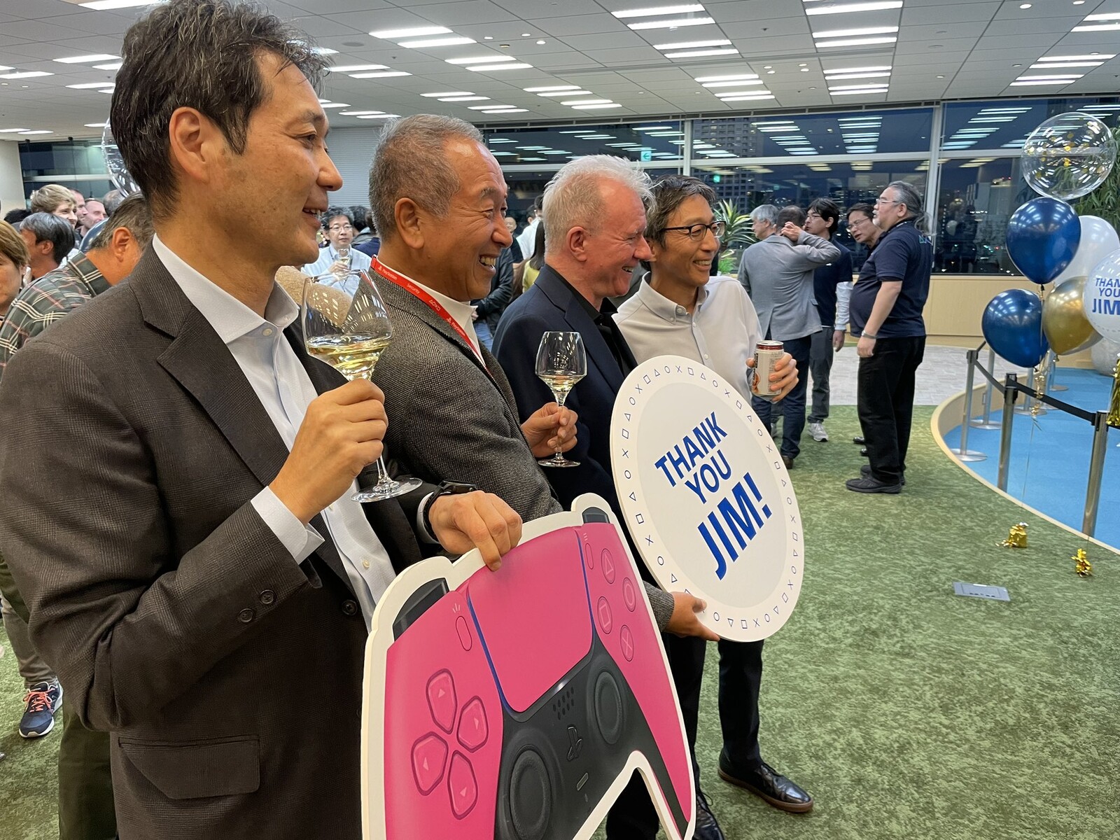 SIE CEO 퇴직 기념 PS5 클래식 디자인 - 게임 / 엔터테인먼트 - 기글하드웨어